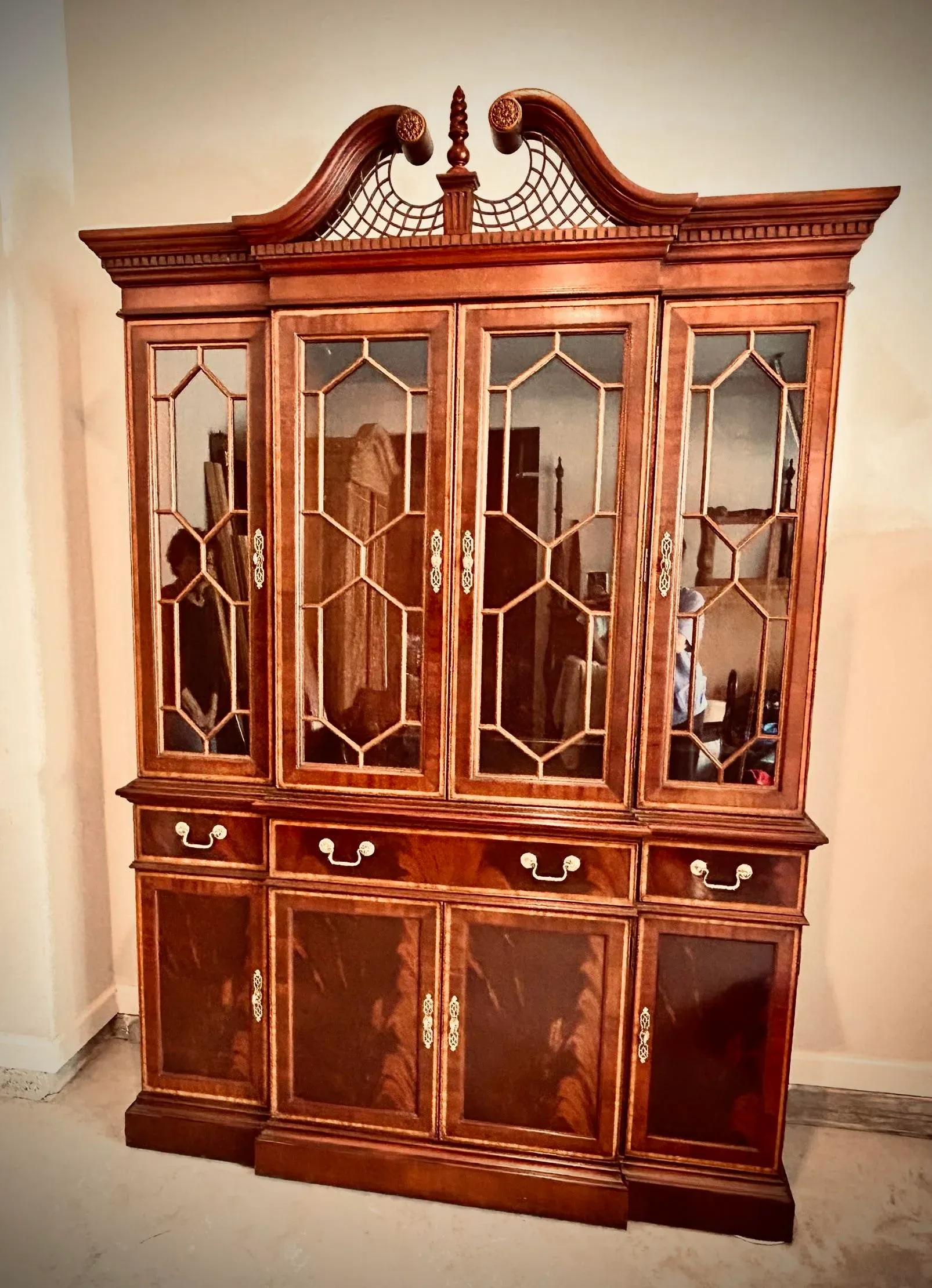1990s Vintage Hickory Chair James River Plantation Collection Mahogany Breakfront China Cabinet