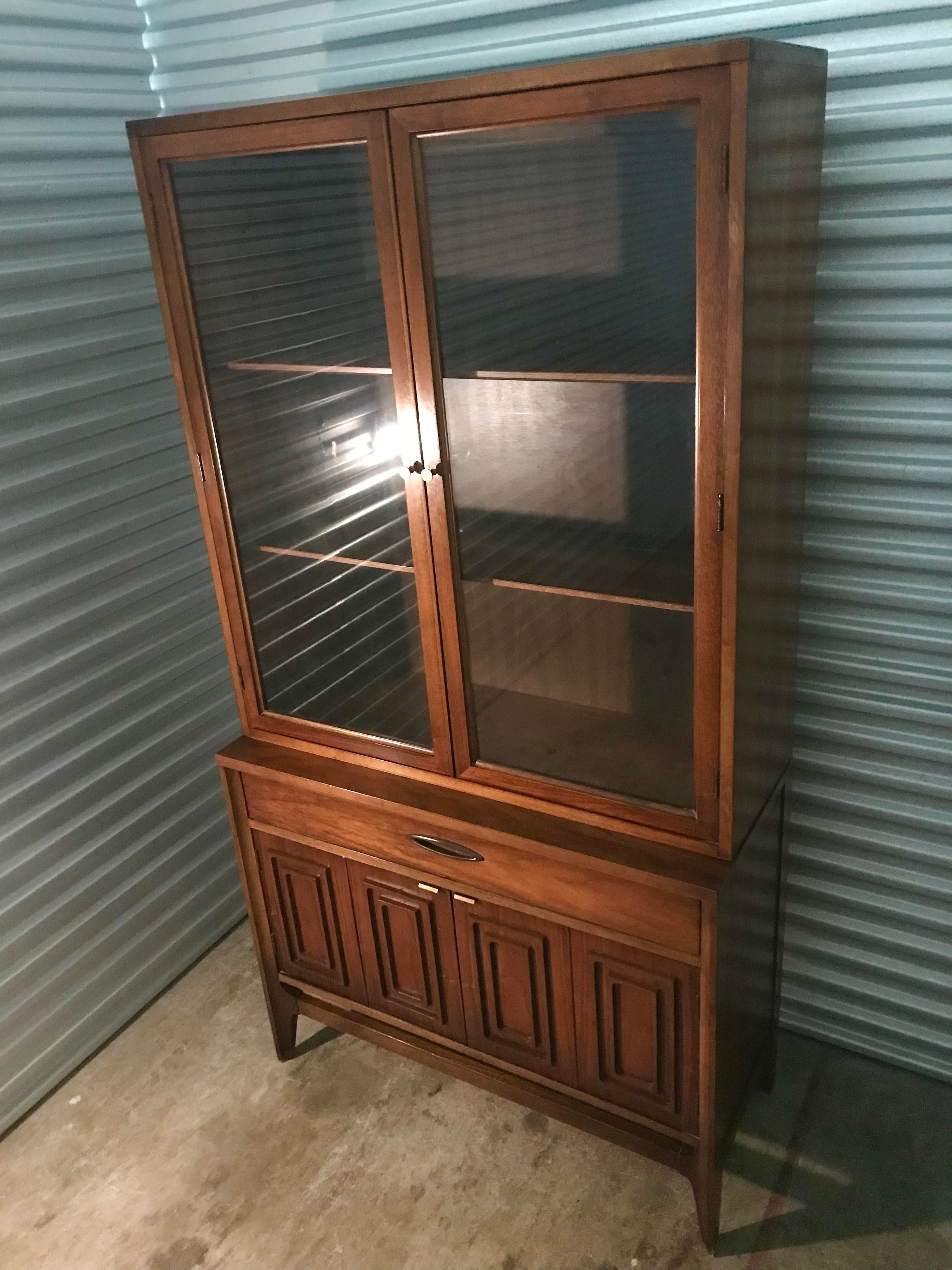 Broyhill Sculptra China Cabinet | Cabinets Matttroy