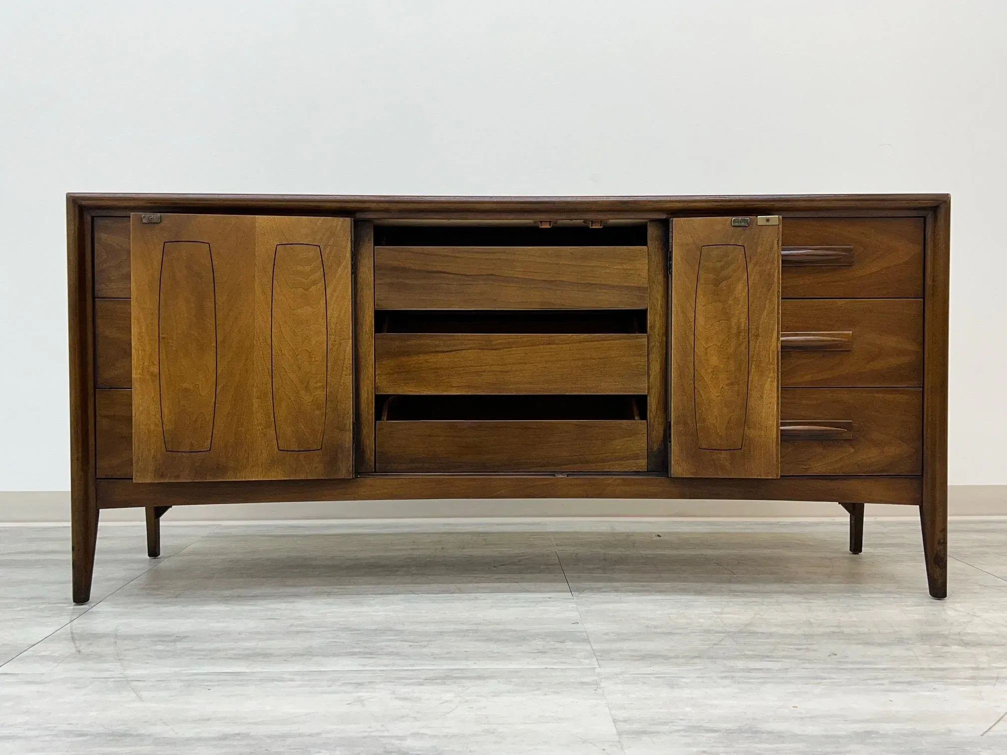 Broyhill Emphasis Mid Century Modern 9 Drawer Dresser Credenza Tv Stand Chairish