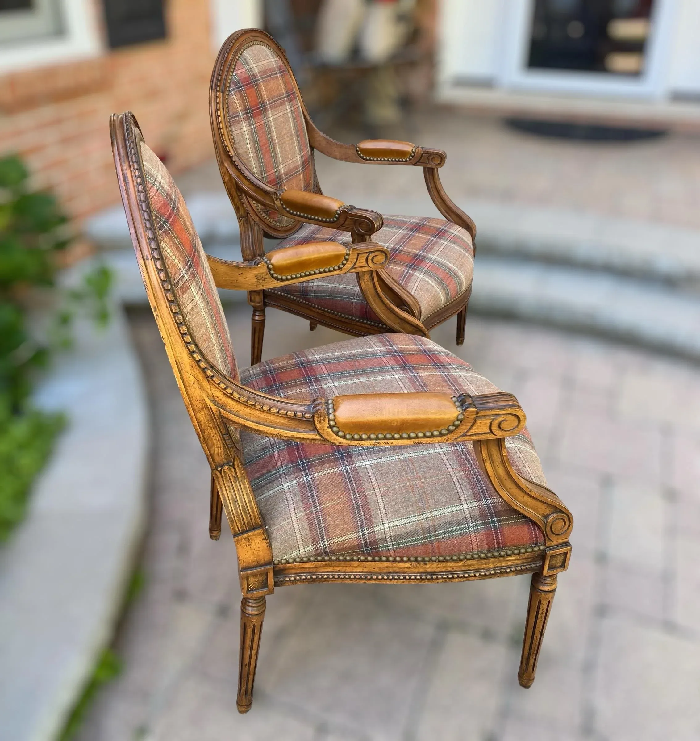 Medallion accent chair