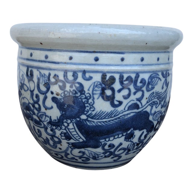 Chinoiserie Porcelain Cachepot With Foodog Motif | Chairish
