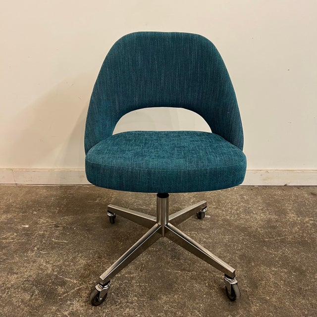 Knoll Saarinen Executive Swivel Office Chair Reupholstered in Crypton ...