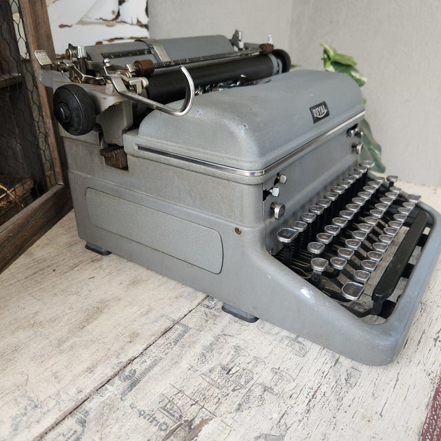 Vintage Royal Manual Typewriter in Gray Metal, Made in Usa | Chairish