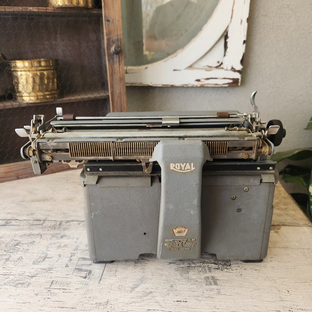 Vintage Royal Manual Typewriter in Gray Metal, Made in Usa | Chairish