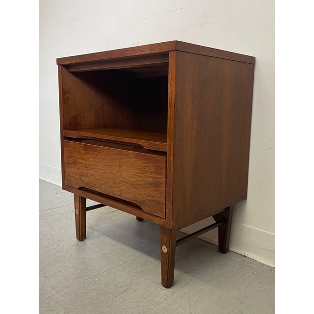 1970s Vintage Mid Century Modern Walnut Toned End Table by Stanley ...