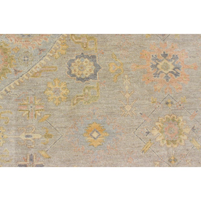 Modern Tabriz Design Fine Rug in Muted Gray Blue Background, Medium ...