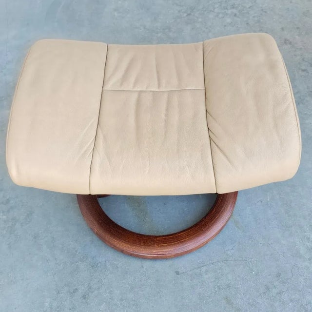 Ekornes Stressless Lounge Recliner With Swing Side Table and Ottoman ...