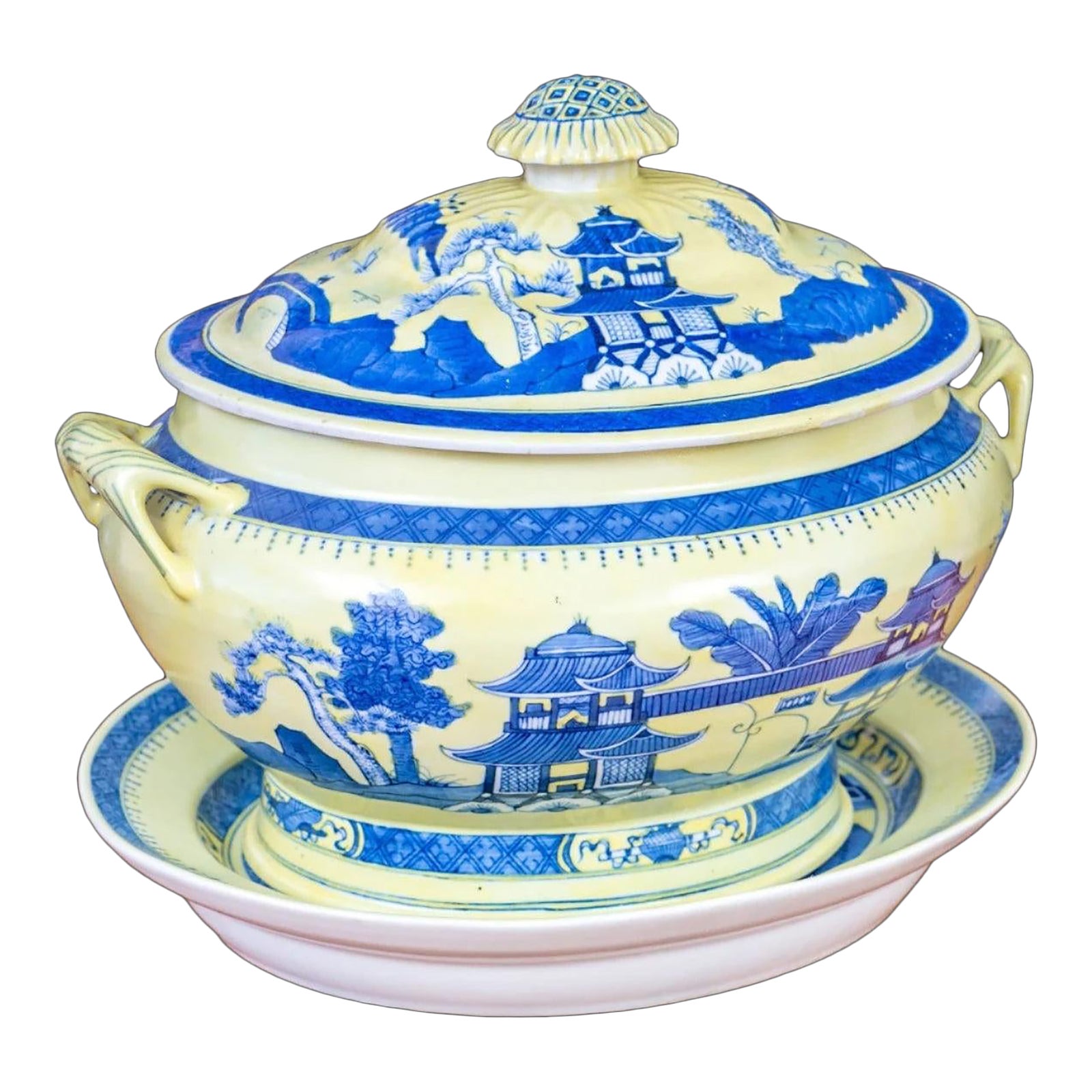 19th Century A Fabulous Chinese Export Porcelain Soup Tureen in Classic ...