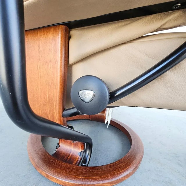 Ekornes Stressless Lounge Recliner With Swing Side Table and Ottoman ...