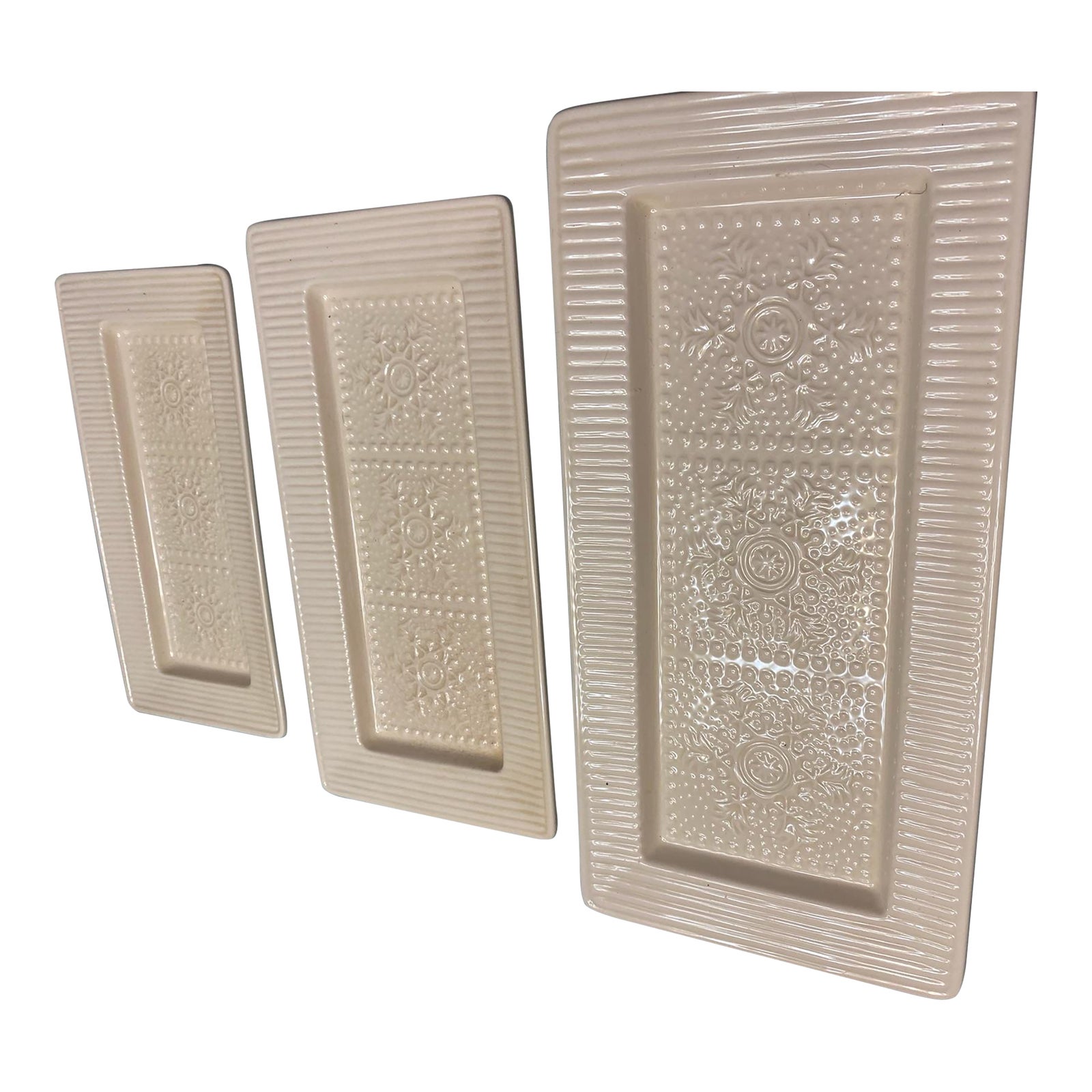 Set of 3 White Ceramic Nesting Platters Embossed Snowflake Winter ...