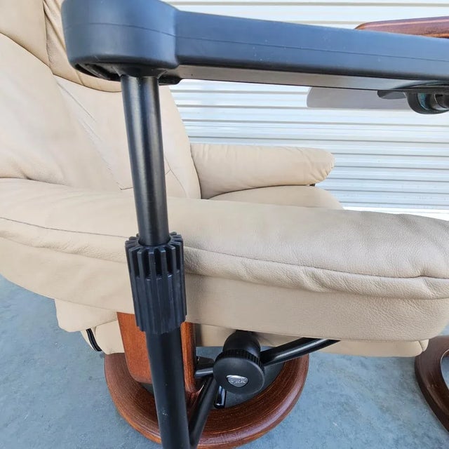 Ekornes Stressless Lounge Recliner With Swing Side Table and Ottoman ...