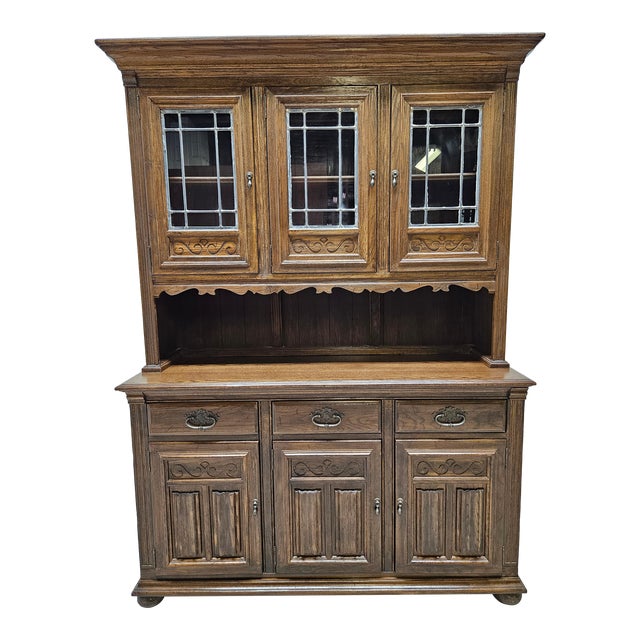 1980s Ethan Allen Royal Charter Oak Leaded Glass Hutch China Cabinet Display Jacobean Casegoods Storage