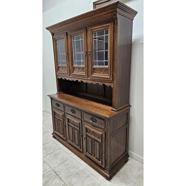 1980s Ethan Allen Royal Charter Oak Leaded Glass Hutch China Cabinet Display Jacobean Casegoods Storage