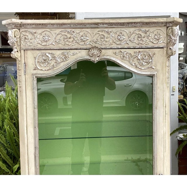Pair of Hollywood Regency Silver Giltwood & Paint Decorated Display ...